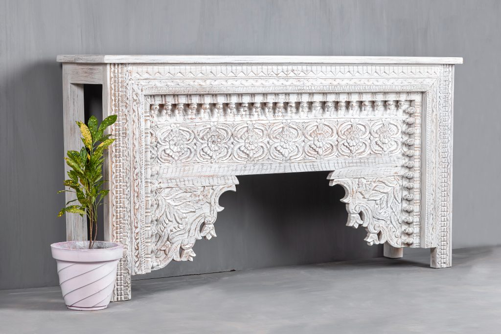 TRADITIONAL INDIAN CONSOLE - Chisel and Log