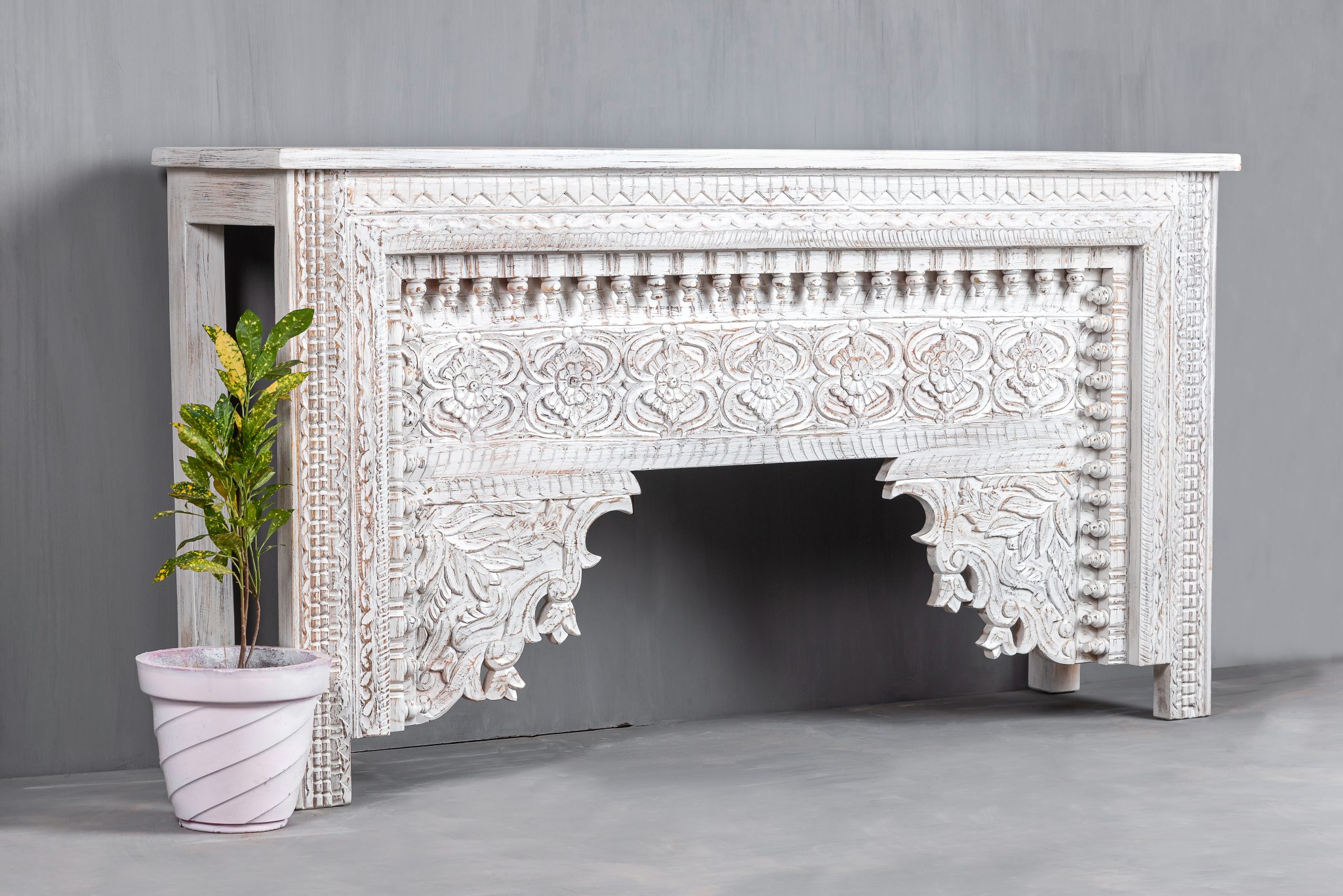 TRADITIONAL INDIAN CONSOLE - Chisel and Log